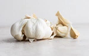How to Peel Garlic Fast {Step-by-Step Tutorial} - Feel Good Foodie