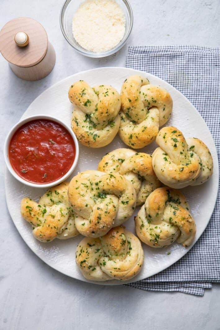 Garlic Knots {4 Ingredient Dough} - Feel Good Foodie
