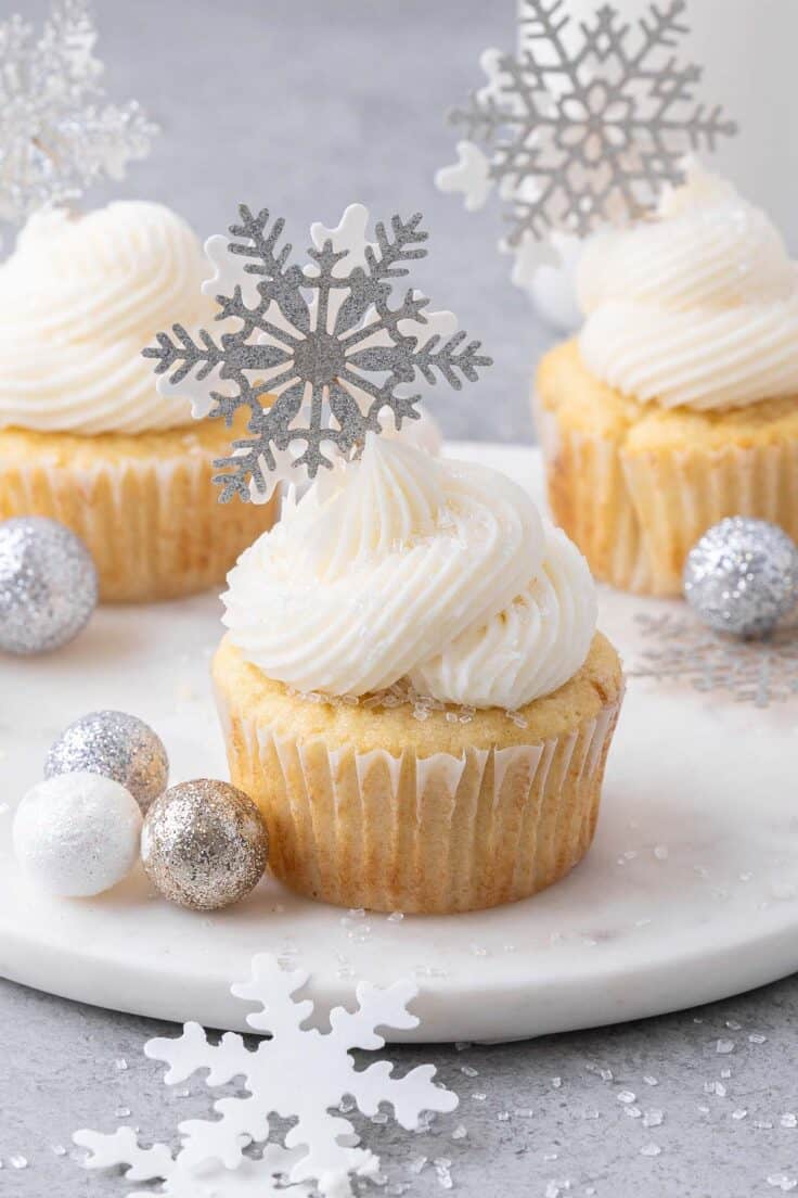 Snowflake Christmas Cupcakes {Sparkly Winter Feel!}