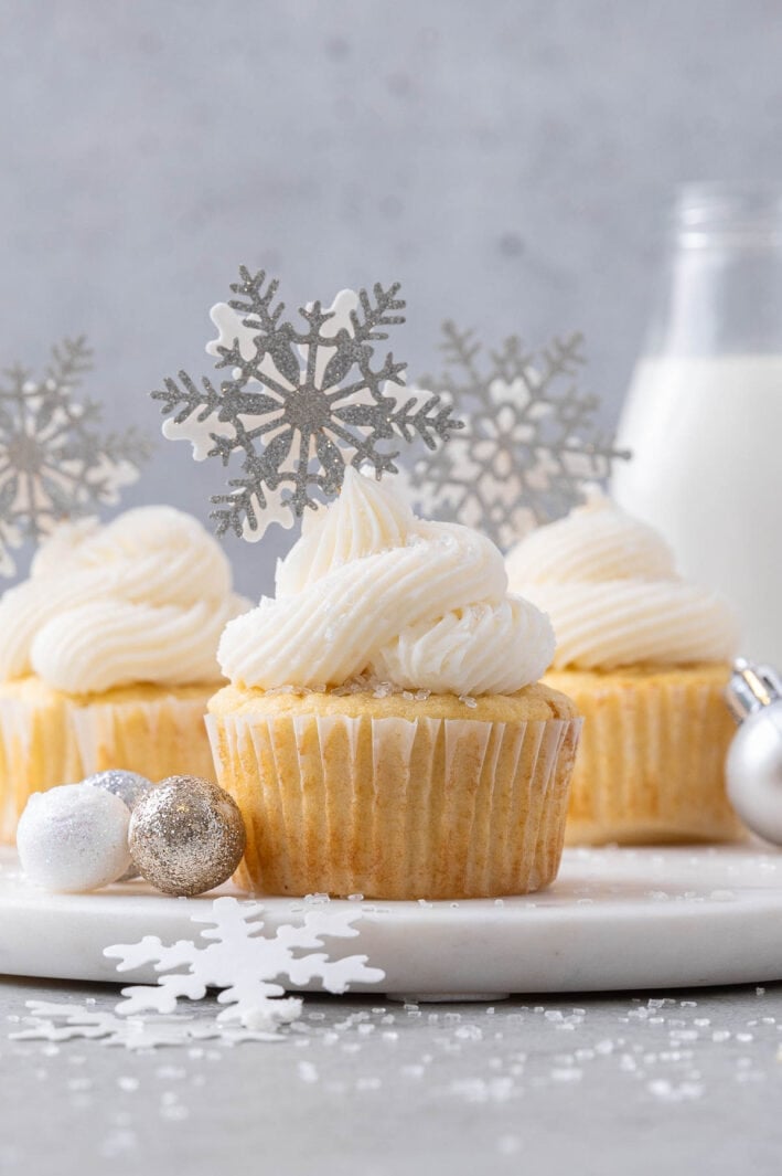 Snowflake Christmas Cupcakes {Sparkly Winter Feel!} - Feel Good Foodie